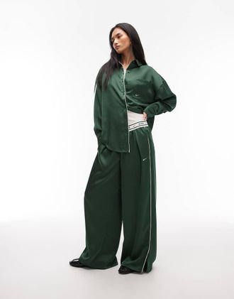 Nike Satinhose in Dunkelgr&uuml;n mit weitem Bein und Bunddetail