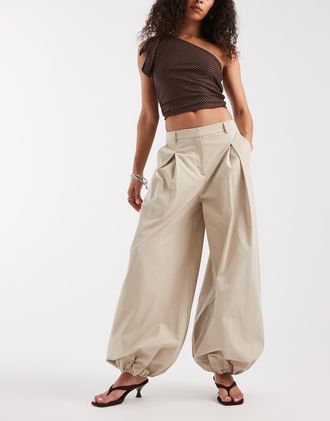 Asos Pantalon ajust&eacute; coupe ballon &agrave; ourlet boule - Taupe-Neutral