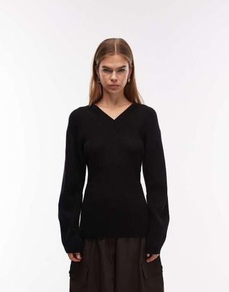 Arket Taillierter Pullover in Schwarz mit hohem Wollanteil und V-Ausschnitt