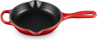 LE CREUSET Signature Gusseisen Brat- und Servierpfanne, Rund, Ø 16 cm, Für alle Herdarten inkl. Induktion geeignet, 1,15 kg, Kirschrot, 20182160600422