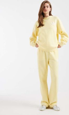 adidas Originals Gestrickte Trainingshose in Buttergelb mit weitem Bein