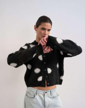 Topshop Angeraute, gepunktete Strickjacke in Schwarz-Wei&szlig;